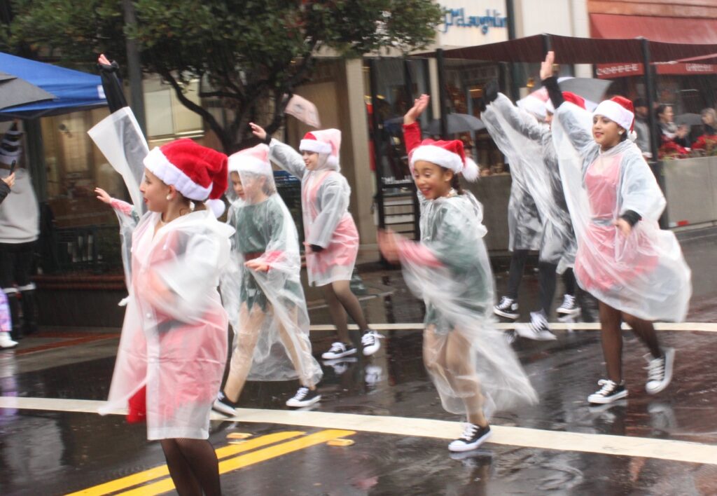 Holidays Parade drenched in rain, smiles and optimism (GALLERY) | Los ...